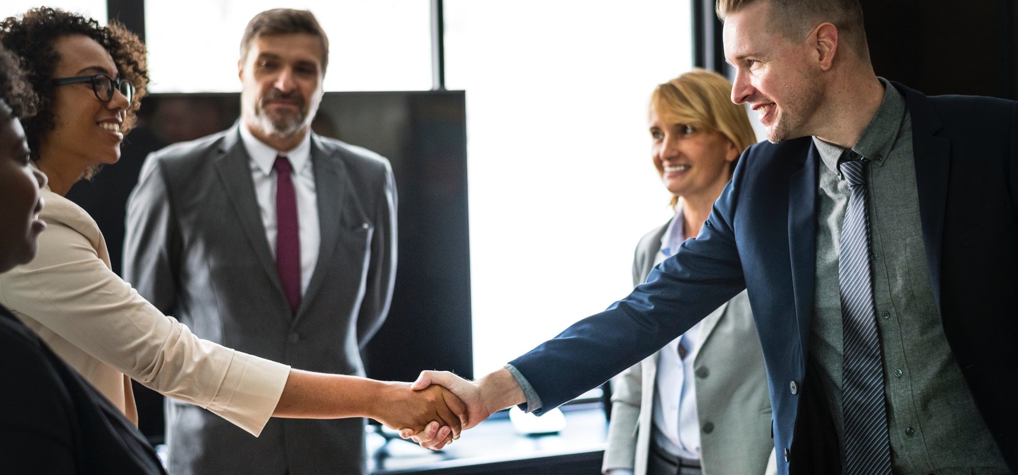 How to Welcome a New Employee: Complete Guide